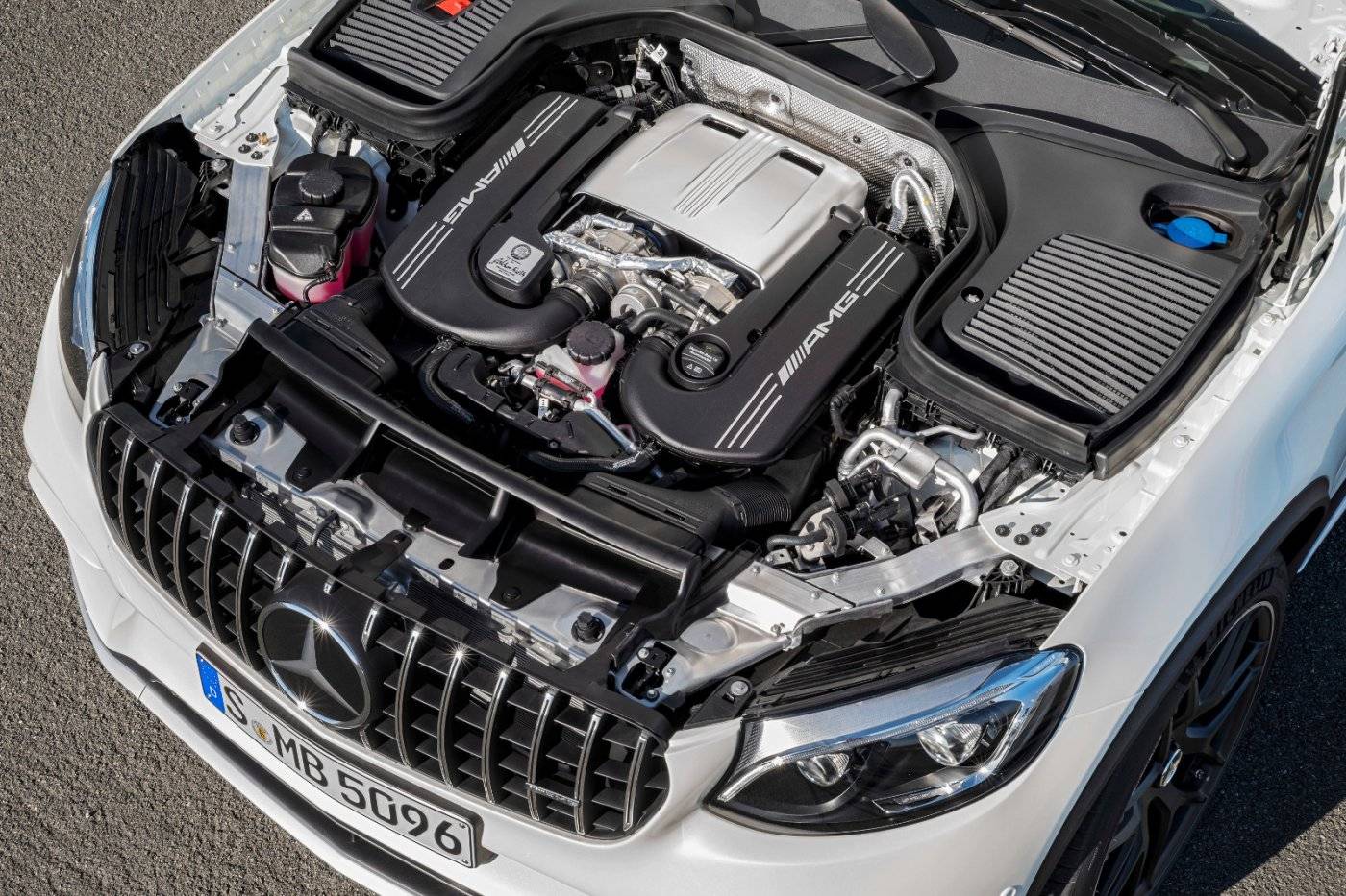 V8-as motorral durvul a Mercedes középkategóriás szabadidő-autója ...