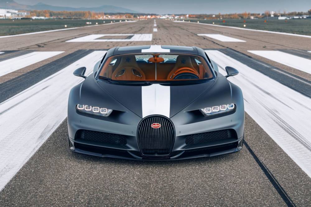 A pilótákból lett autóversenyzők előtt tiszteleg a legújabb Bugatti ...