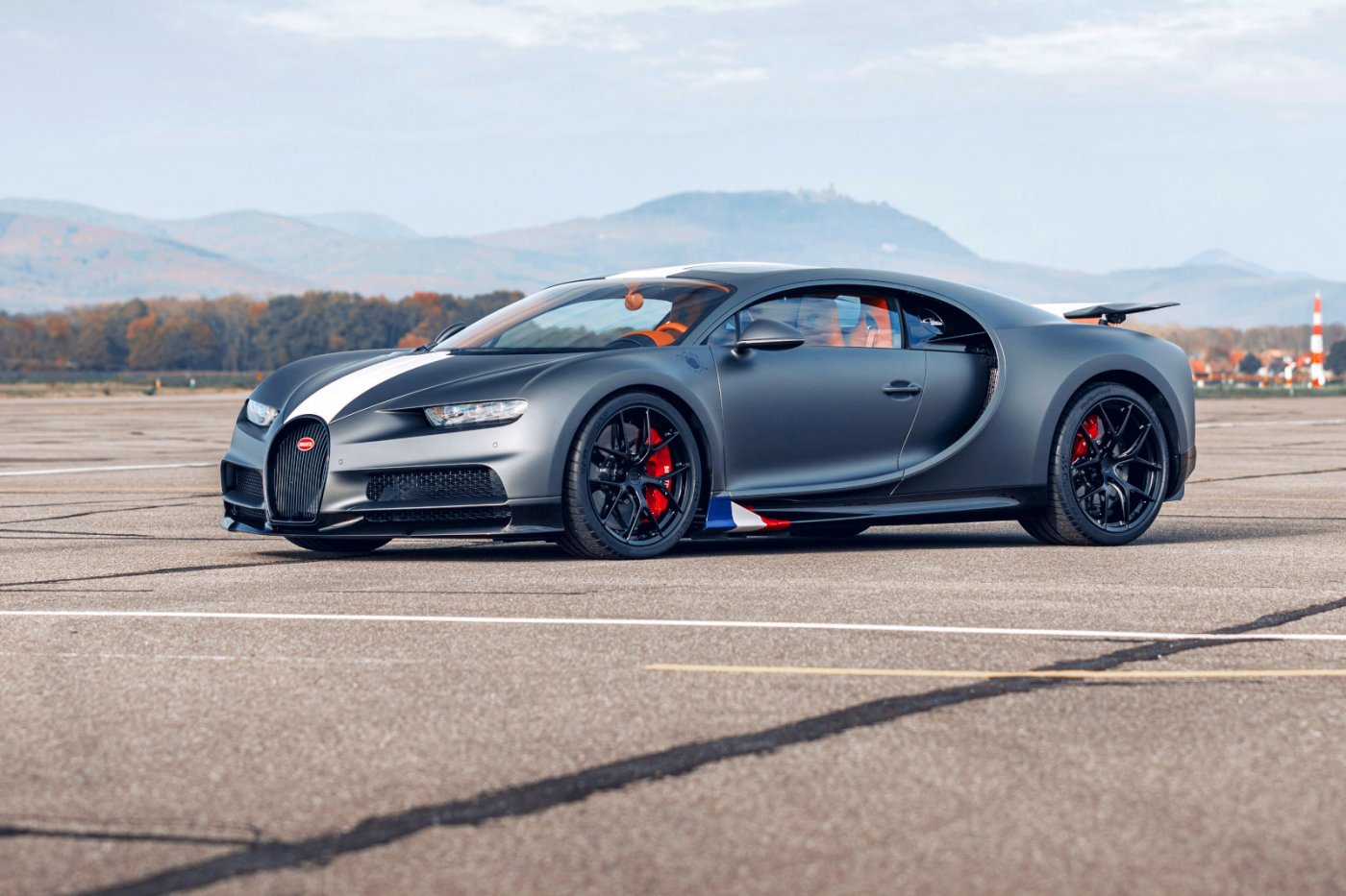 A pilótákból lett autóversenyzők előtt tiszteleg a legújabb Bugatti ...