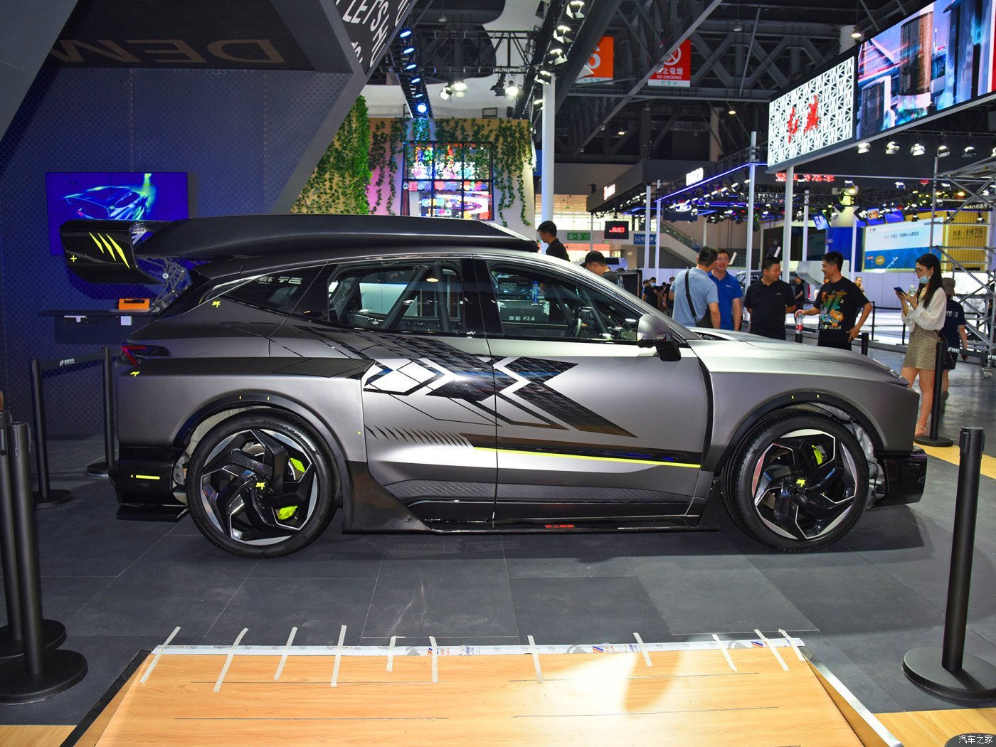 A tetőbox és a hátsó szárny furcsa keverékét villantotta meg a Jetour ...