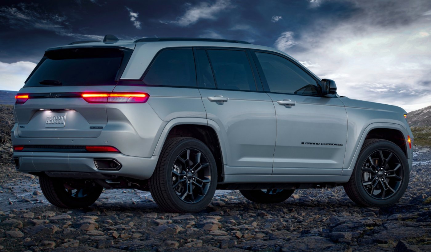 Stílszerű: gengszter-megjelenéssel ünnepel a 30 éves Grand Cherokee ...
