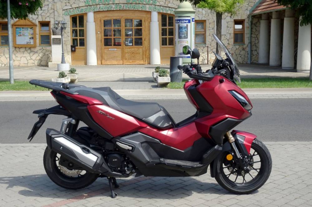 A piros dívány – Honda ADV 350 teszt – Autó-Motor