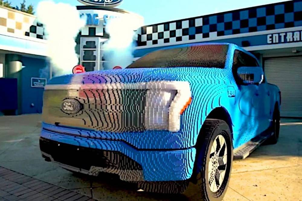 1,7 tonnájával könnyebb az eredetinél a LEGO Ford F-150 Lightning ...