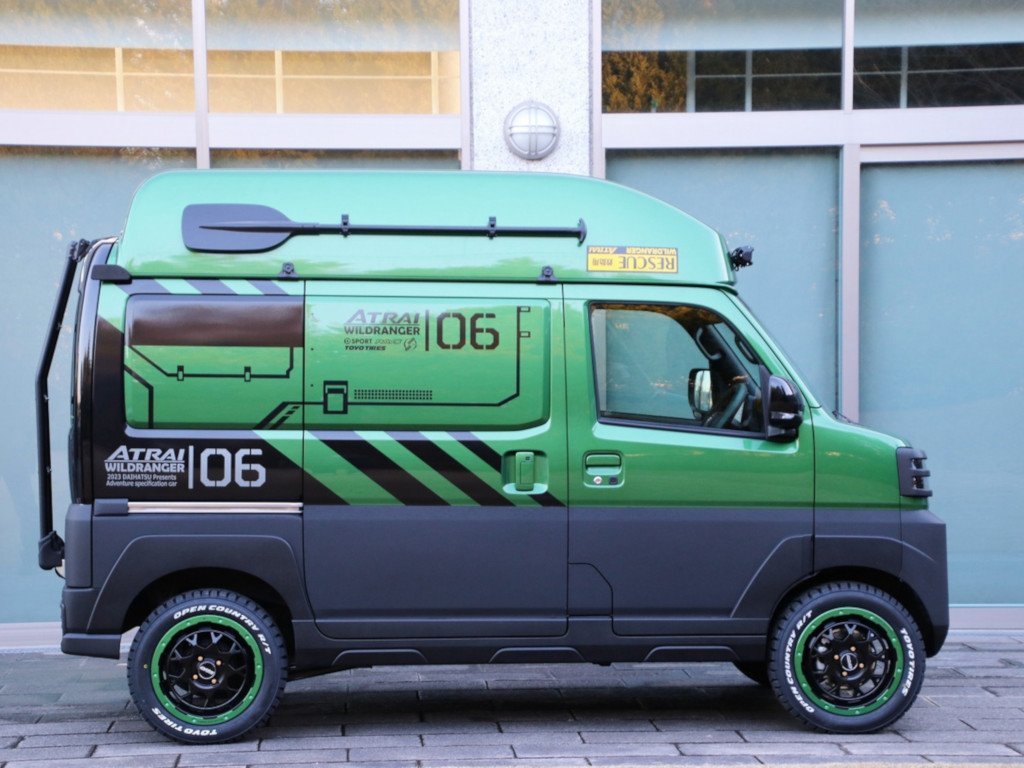 Nem magasított tetőt, hanem csónakot kapott ez a minibusz – Autó-Motor